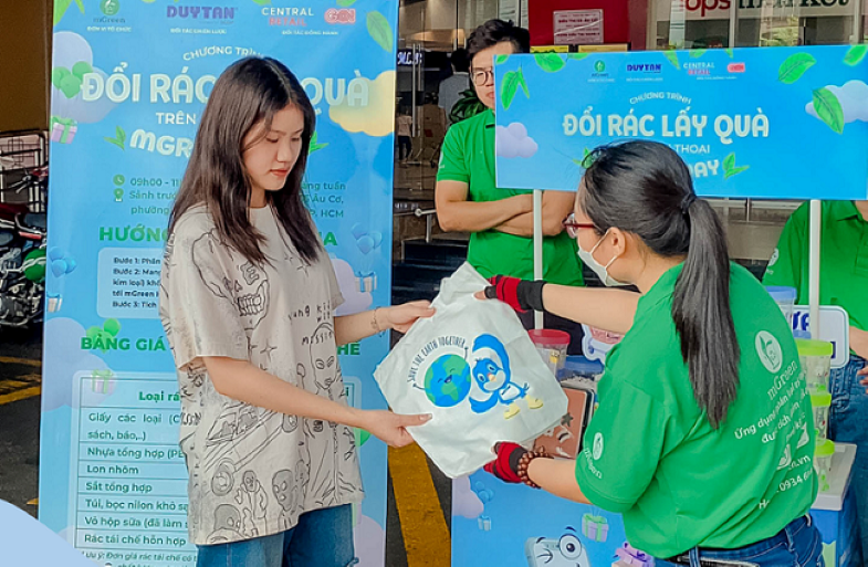 THE CAMPAIGN “EXCHANGE WASTE FOR GIFTS WITH MGREEN APP” SPREADING IN HO ...
