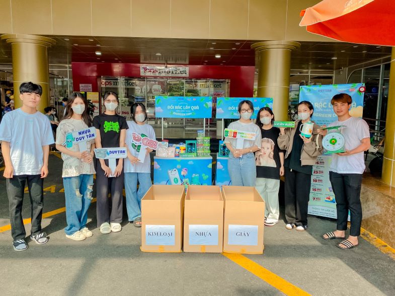 THE CAMPAIGN “EXCHANGE WASTE FOR GIFTS WITH MGREEN APP” SPREADING IN HO ...