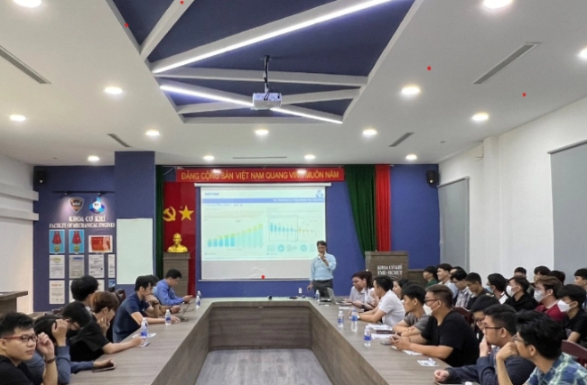 DUY TAN PLASTICS ACCOMPANIES WITH STUDENTS OF THE UNIVERSITY OF ...